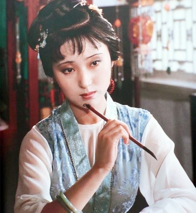 "Sister Lin" Chen Xiaoxu's tomb: surrounded by flowers, white marble ...