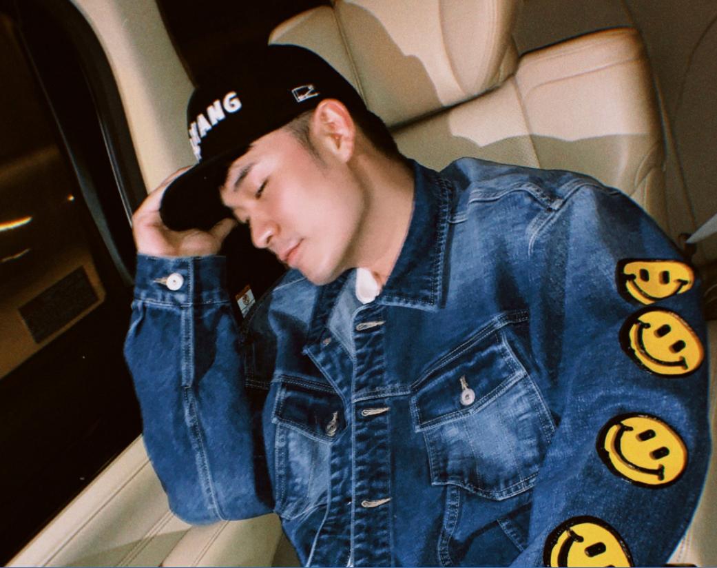 Chen He took his wife and daughter to Disneyland, during which he ...