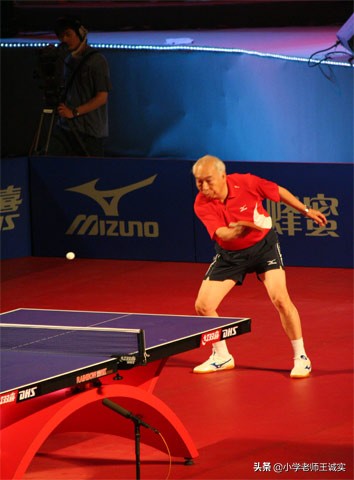 Zhang Xielin, a table tennis player, picks up people to stand against ...