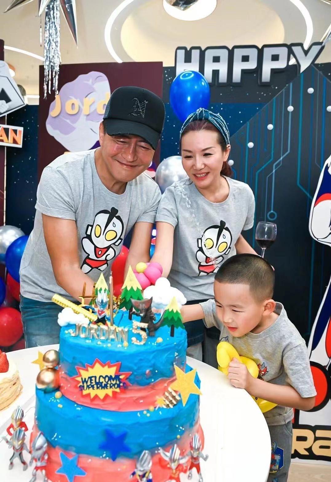 Gao Shuguang celebrates the 6th anniversary of the wedding with his ...