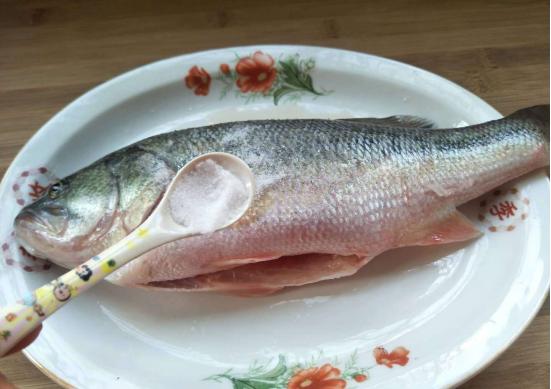 When steaming sea bass, keep in mind the secret of "don't put two, add ...