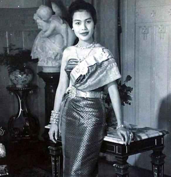 Thai Queen Sirikit nouveau riche style, wearing 8 diamond bracelets ...