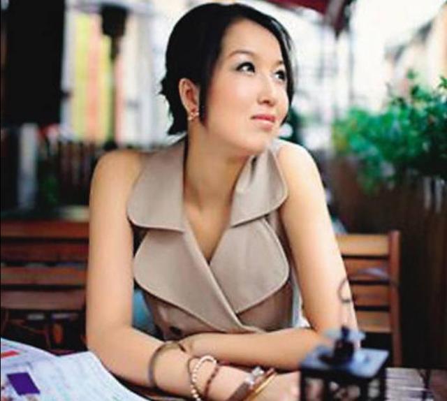 The beautiful Chinese snooker referee, with Higgins as his idol ...