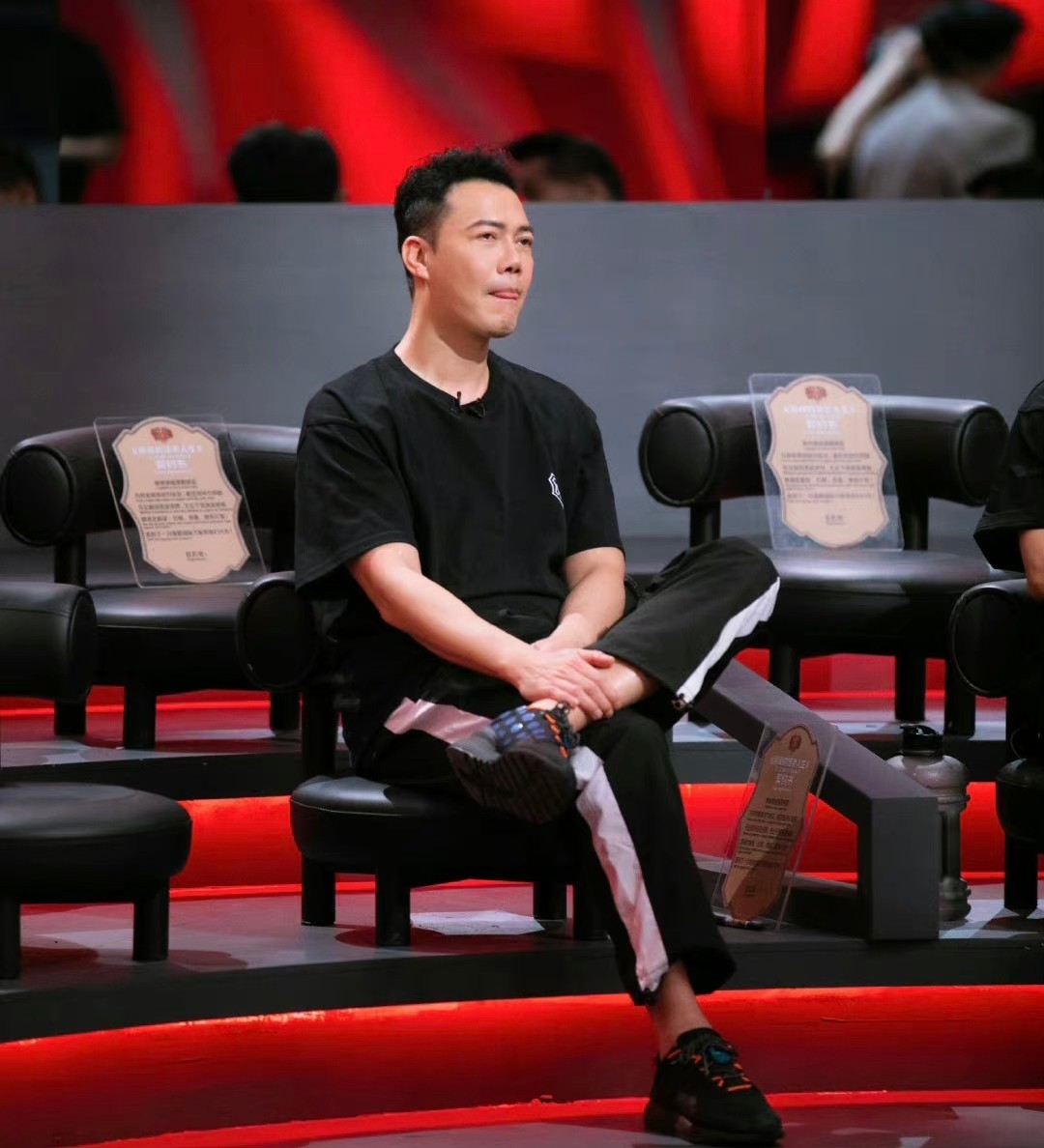 54-year-old Hong Kong artist Xie Tianhua hugs his daughter and shows ...