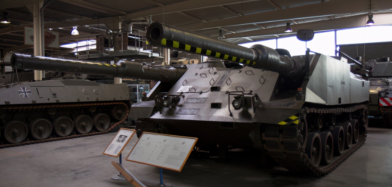 The firepower of the two tank guns doubled, and the target was small ...