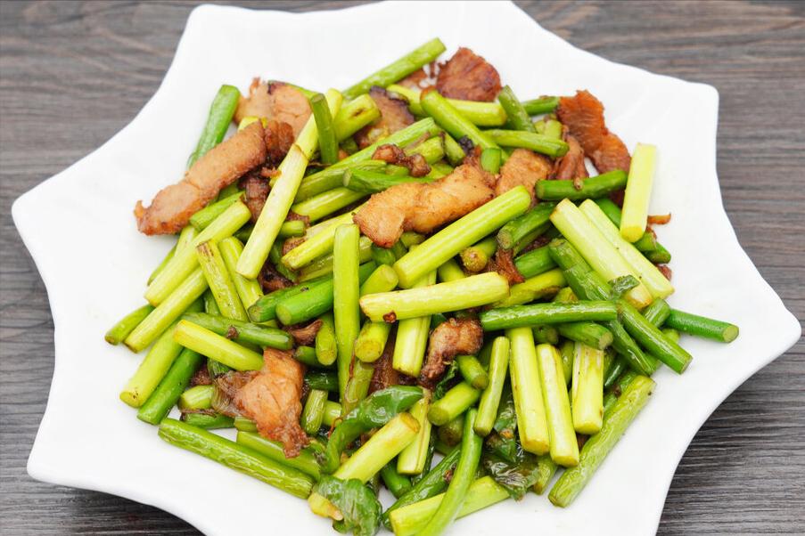 Stir-fry the garlic moss directly in the pot. If you want the garlic ...