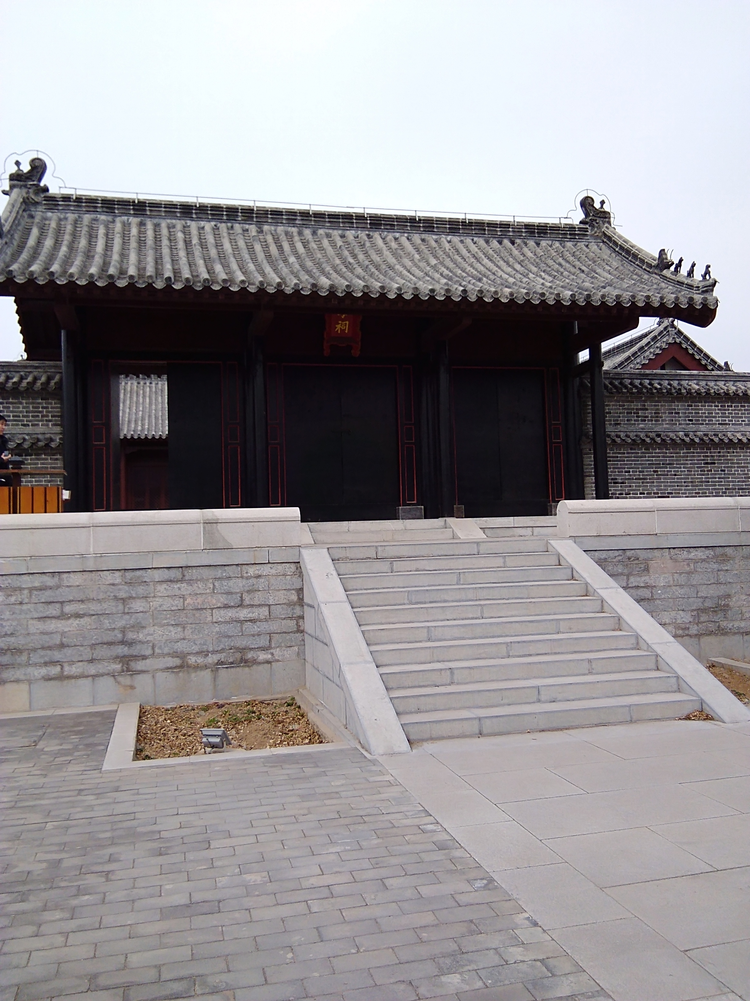 Outside the ancient city gate of Zoucheng, an ancient building complex ...