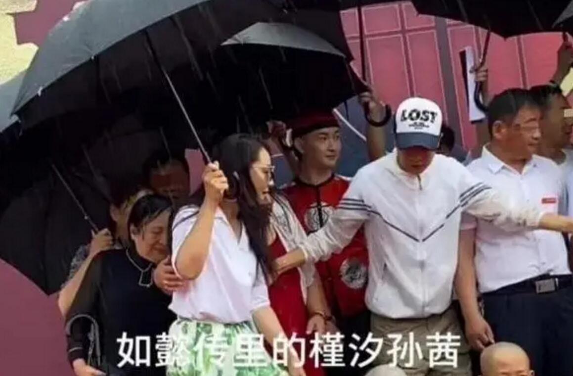 Aunt Jinxi, who can be recognized at a glance, pretends not to see ...