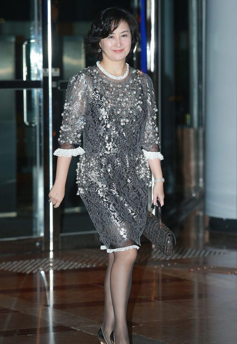 He Chaoqiong has a shrewd face, wears an exquisite sequined skirt and ...