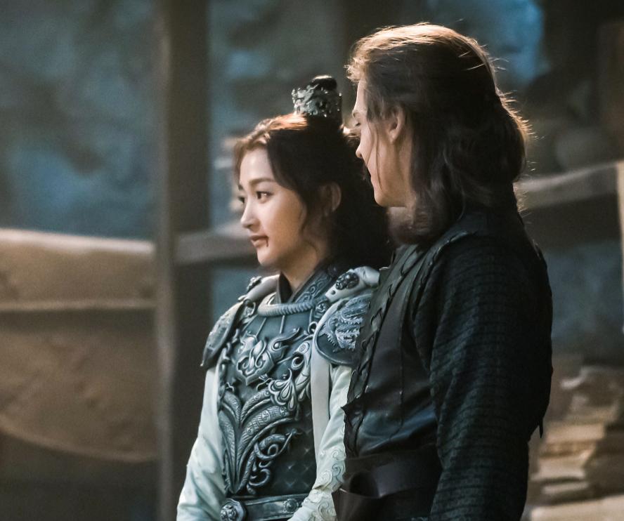 23-year-old Guan Xiaotong played in the big movie again, with Jiang Wen ...