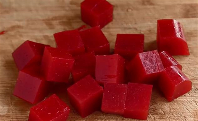 Homemade hawthorn cakes and hawthorn rolls are hand-made, simple and ...