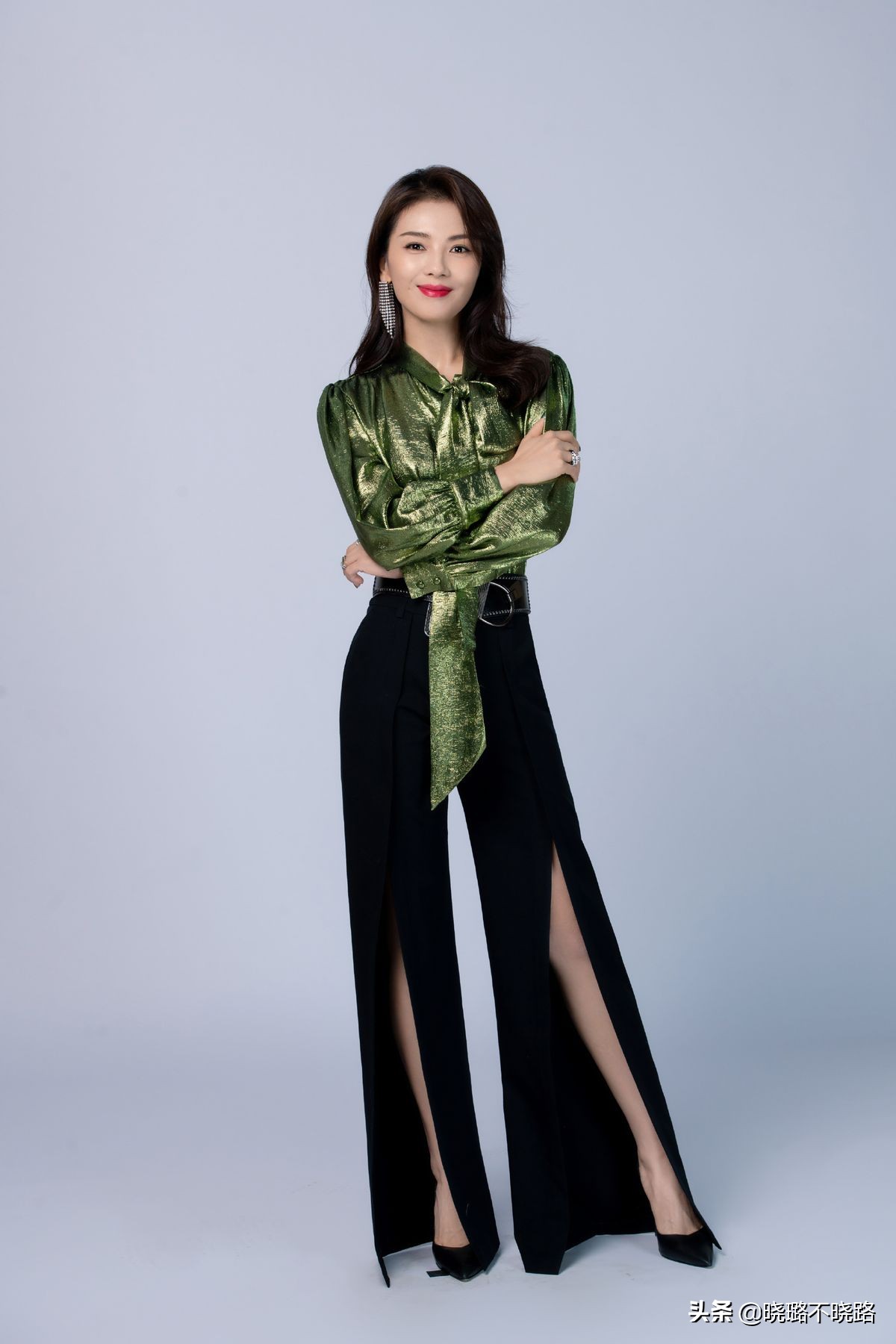 Liu Tao took the fire "shirt + wide-leg pants", elegant and long legs ...