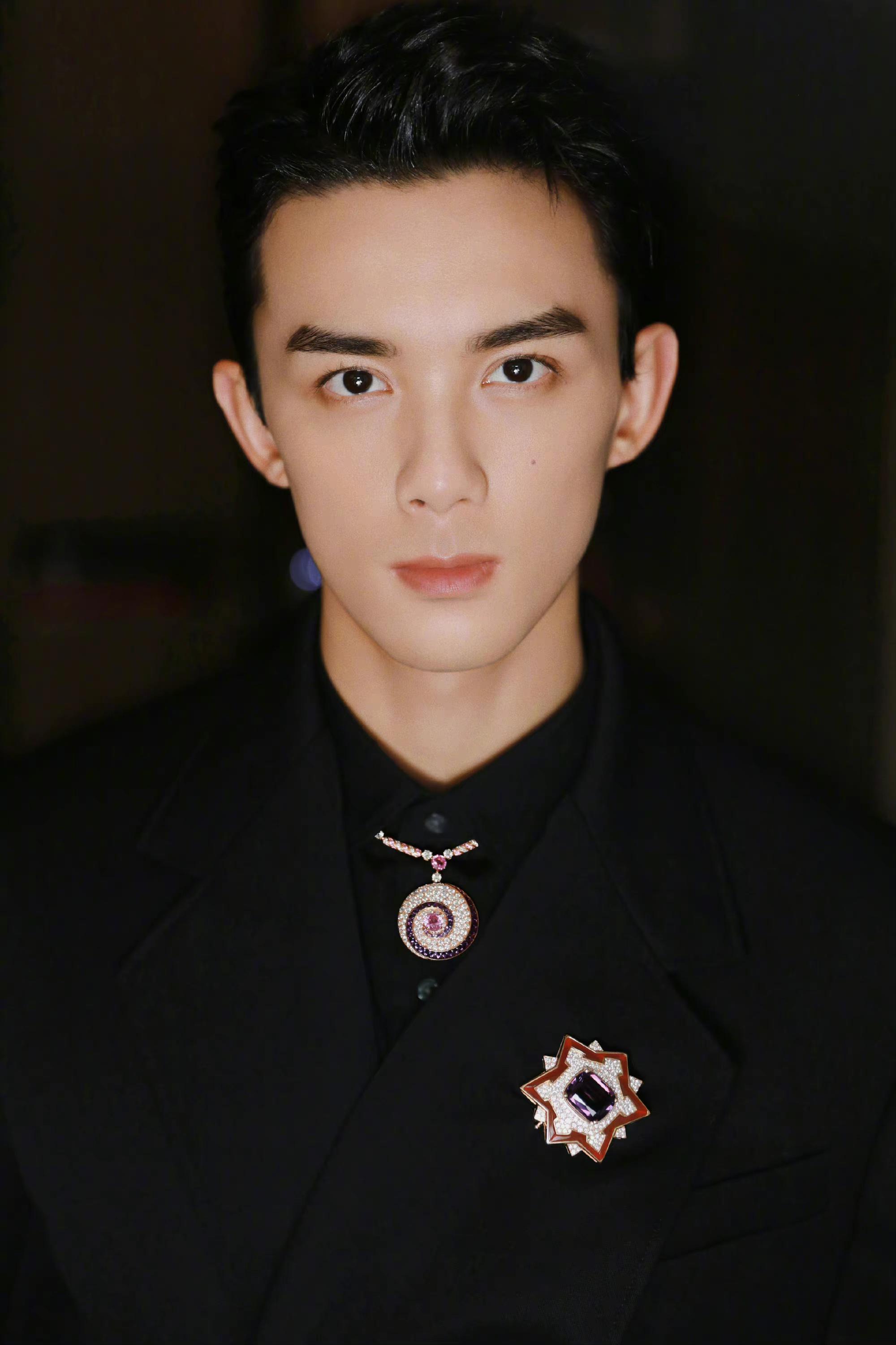 Wu Lei looks gentle and personable in a black suit - iNEWS