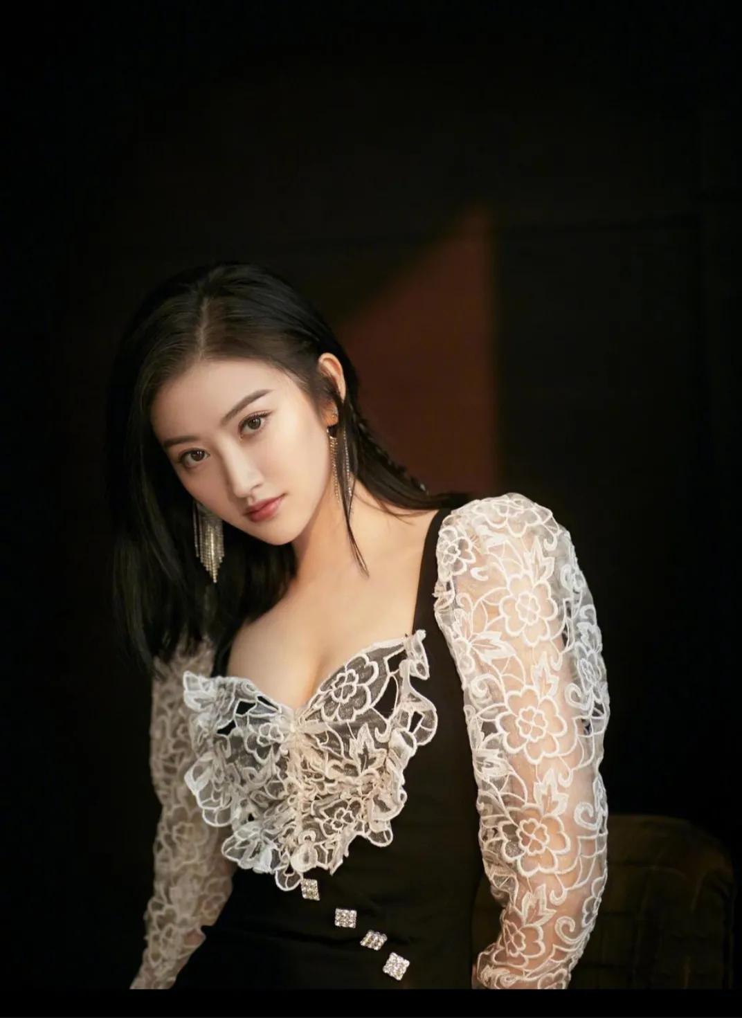 Miss Jing Tian, she has a nice body and a graceful appearance. - iNEWS