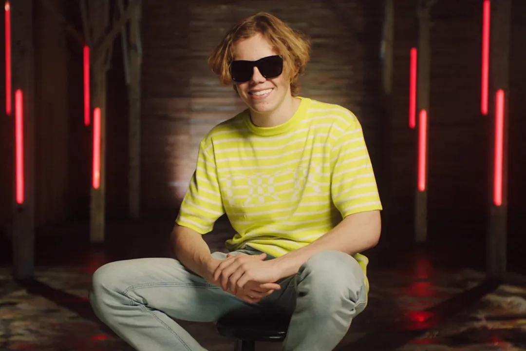 Airborne Billboard singles chart champion, 17-year-old Australian ...