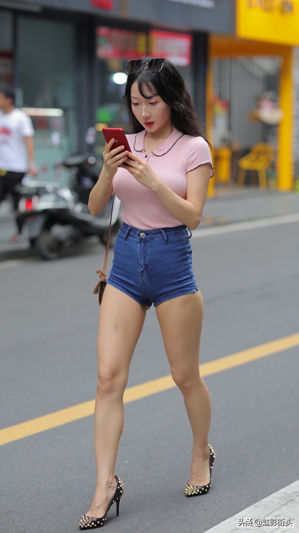 How do denim shorts wear long legs?Use these two techniques to easily wear long legs - iNEWS