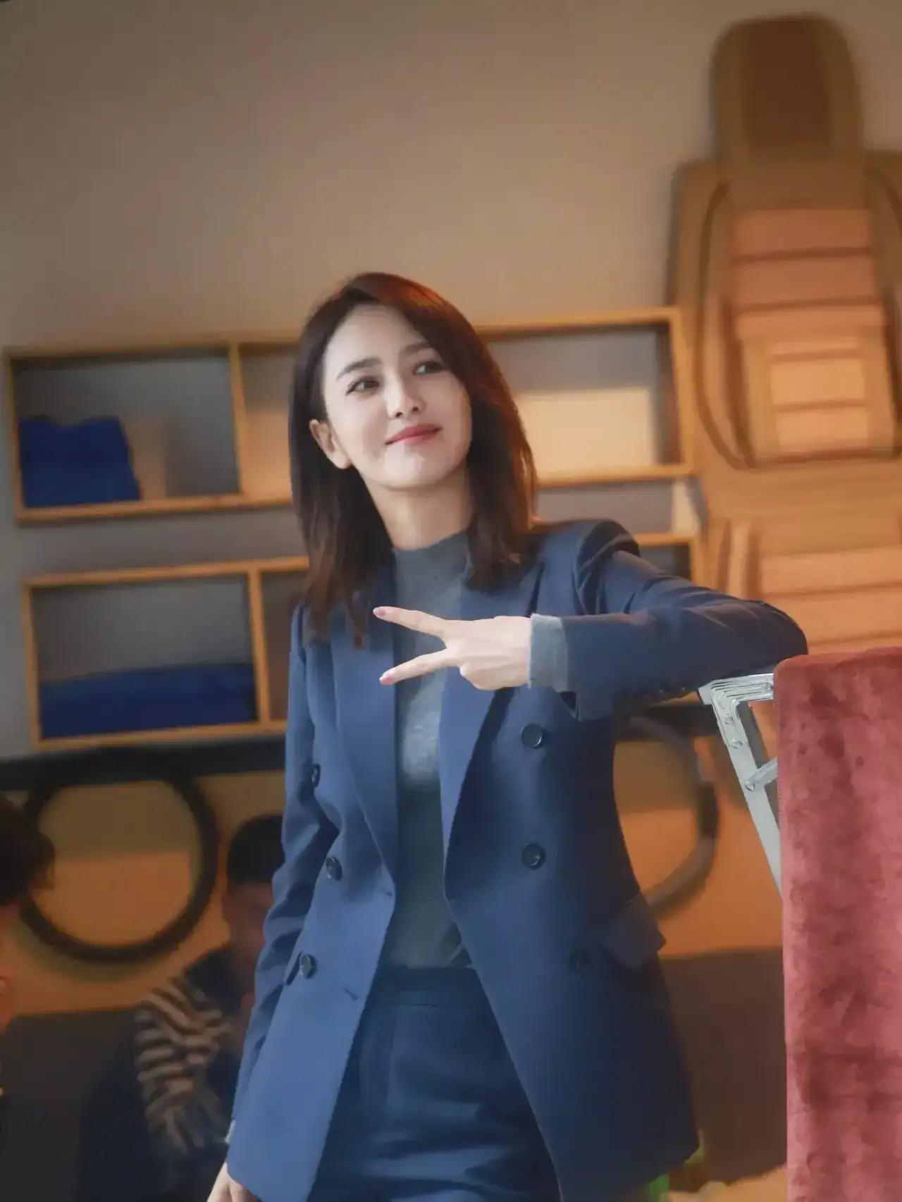 Who is beautiful Tong Liya/Zhang Xiaofei - iNEWS