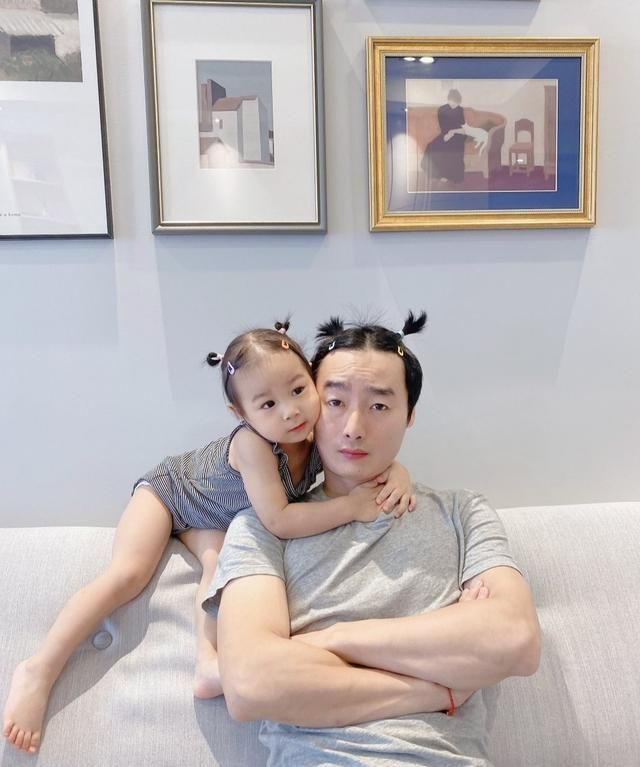 He Zi, the goddess of diving, took a photo with her husband and ...