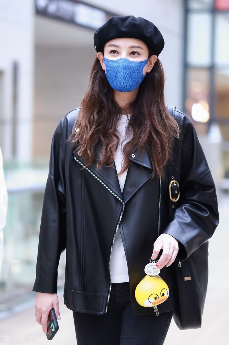 Zheng Xiyi wears black leather jackets and beret blessings, cool, sassy ...
