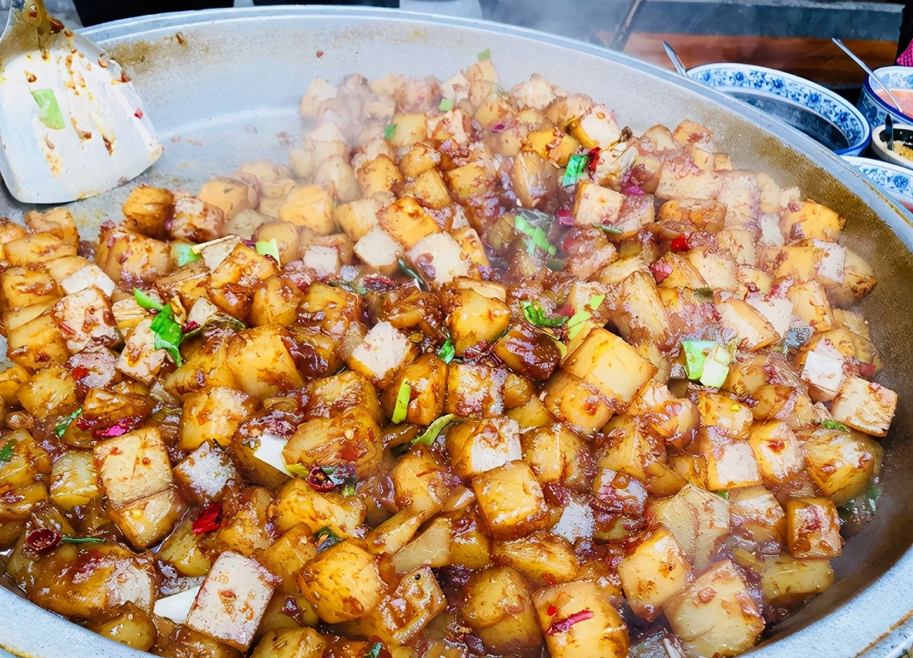 It looks very ugly, but it is a famous snack in Henan. You can eat it ...