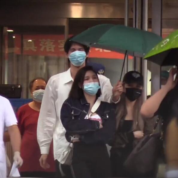 Love quickly?Zhou Yangqing and 6-year-old Chen Ruifeng joined hands to ...