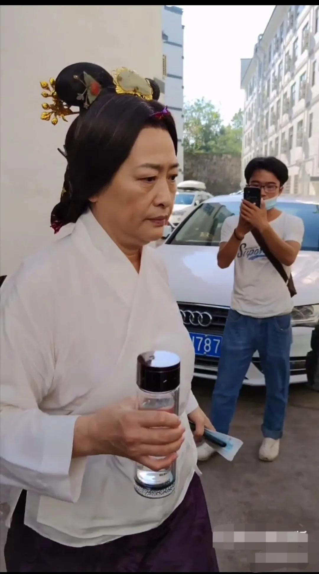 Xu Di took a thermos cup to go out to film, and he didn't have an ...