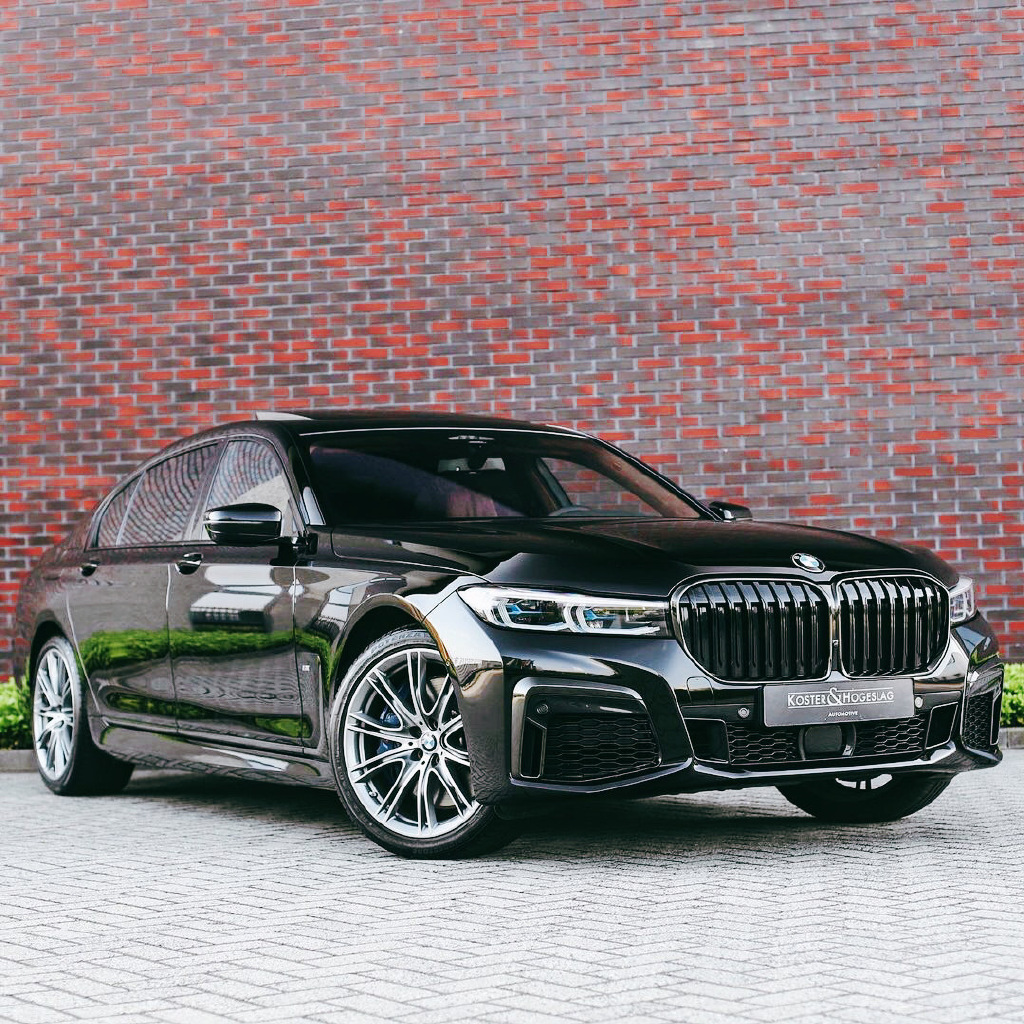 The D-class luxury car is driving very stylish and face-saving. A ...