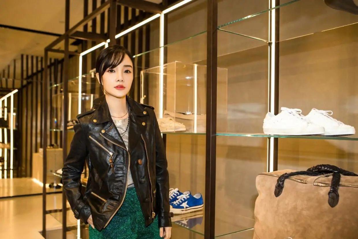 Li Xiaoyu is too tender? Black leather and green casual pants are also ...