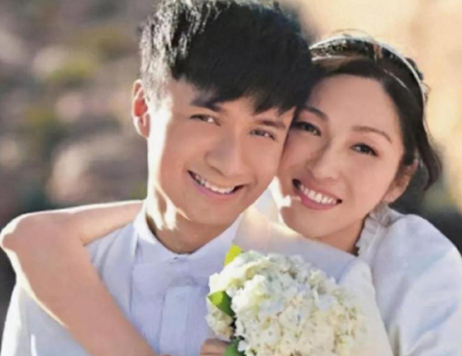 Joey Yung visits Mr. Ku and his son, and the three take pictures in a harmonious atmosphere. The ...