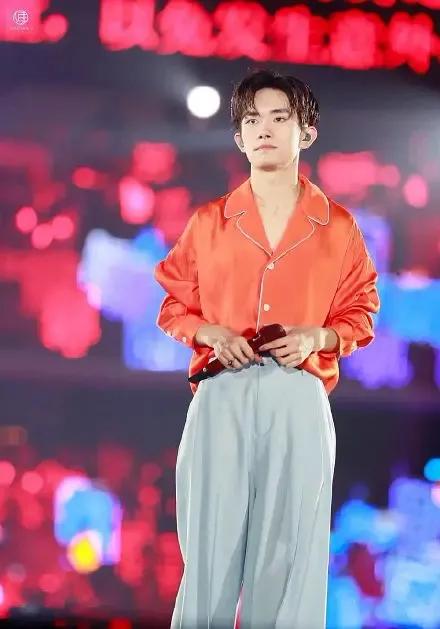 It turns out that many celebrities use shoulder pads and hip pads ...