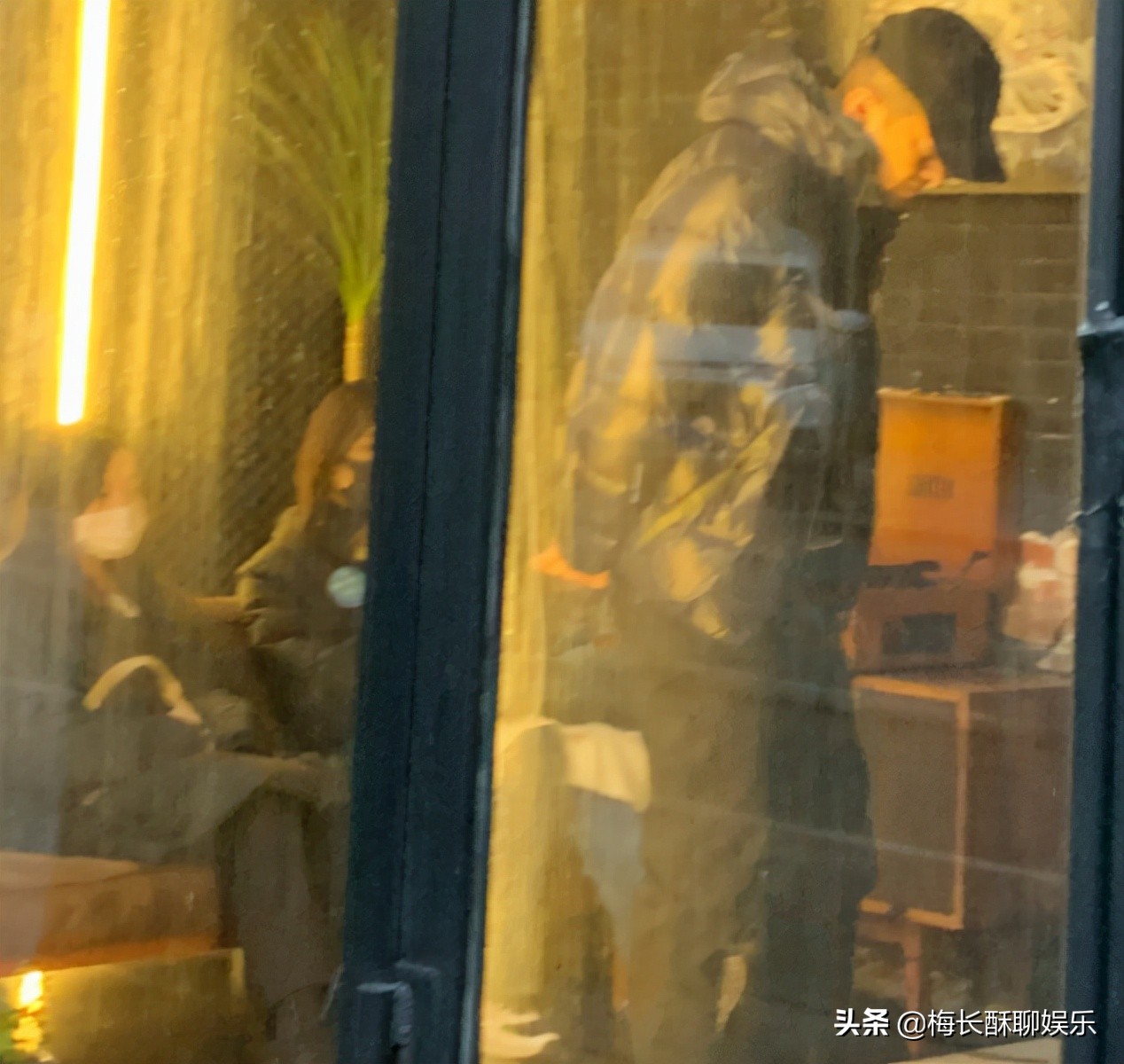 Li Yapeng and his 19-year-old girlfriend showed up at the airport ...