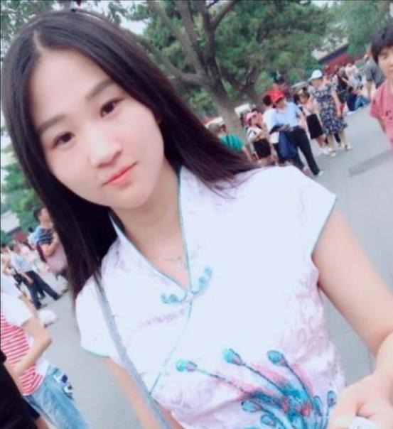 Linger wears a lace dress and takes a photo with Menglei, but Menglei ...