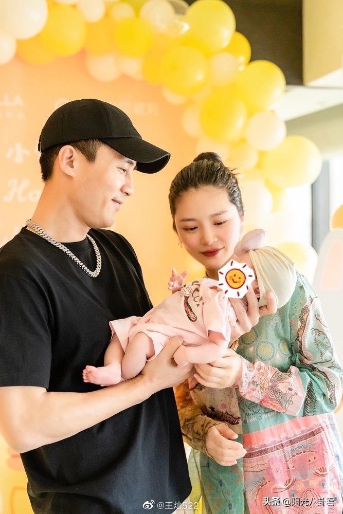 Du Chun and his wife celebrated the full moon for their daughter. The ...