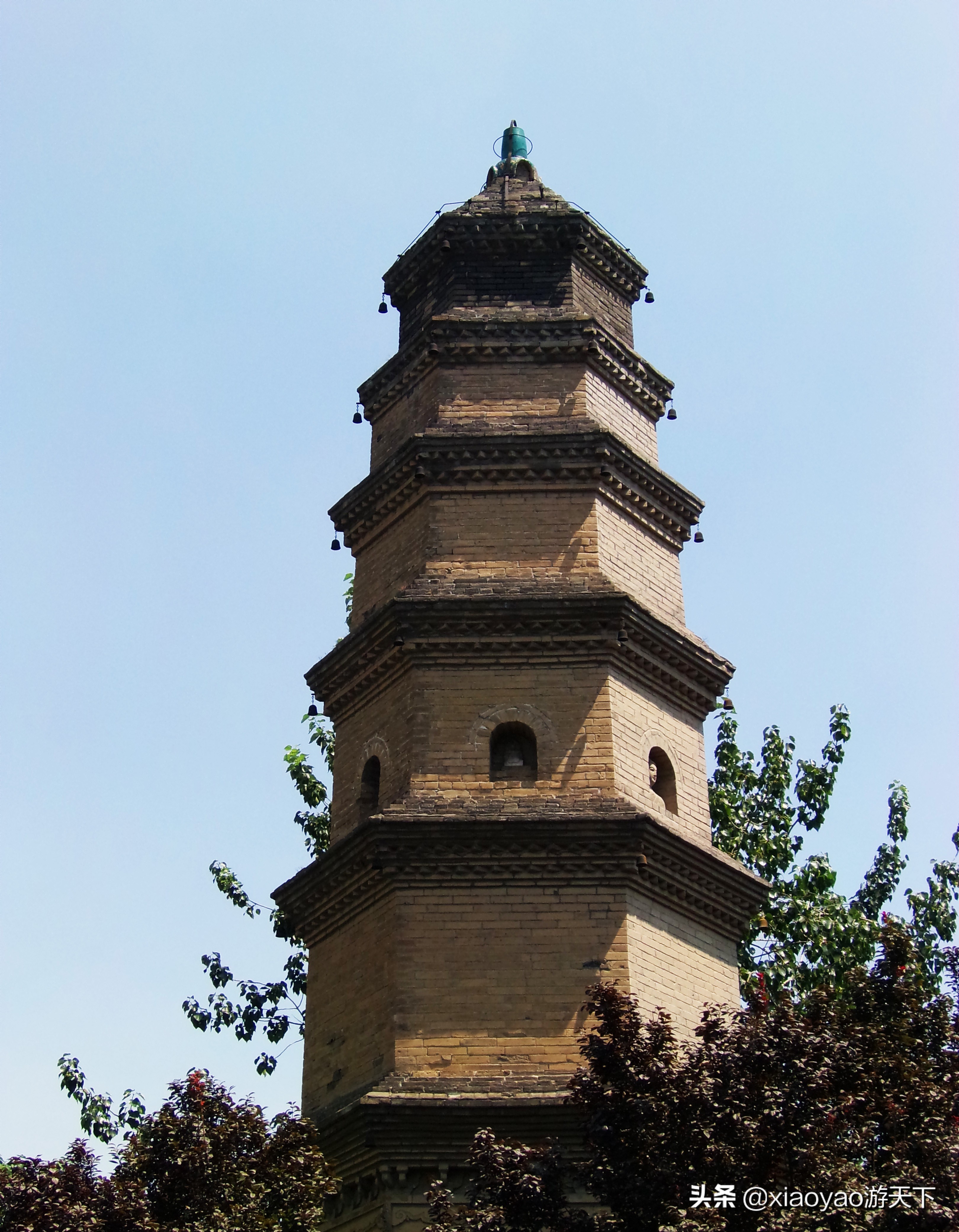 The pagoda of Baoqing Temple at the gate of Xi'an Academy, writing the ...