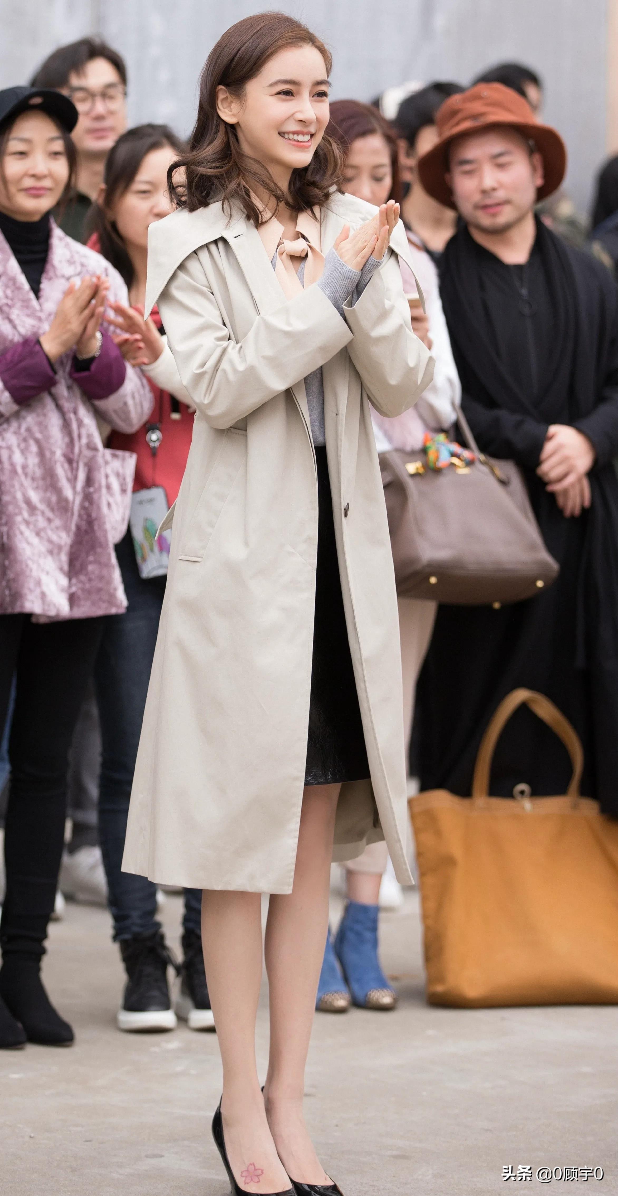 The young woman goddess Yang Ying has beautiful legs in a short skirt ...