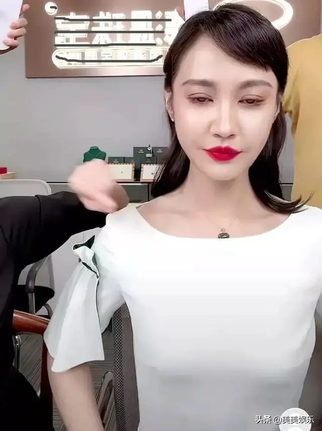 "Jiang Yuyan" Yang Xue brought the goods live, her face was swollen and ...