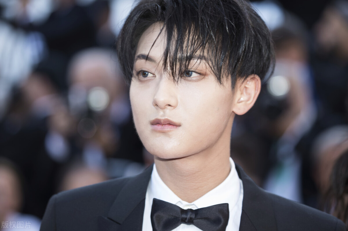 Huang Zitao went on a hot search overnight, he did not lose to Wang ...