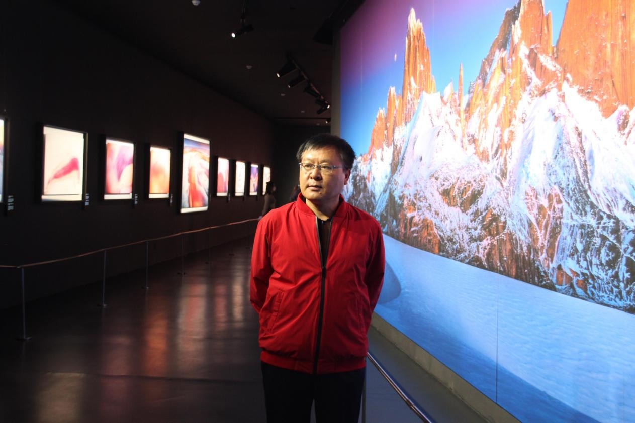 Met Luo Hong, met beauty and moved - iNEWS