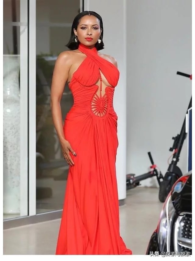 Actress Kate Graham wore a red suspender dress very elegant, and waved ...