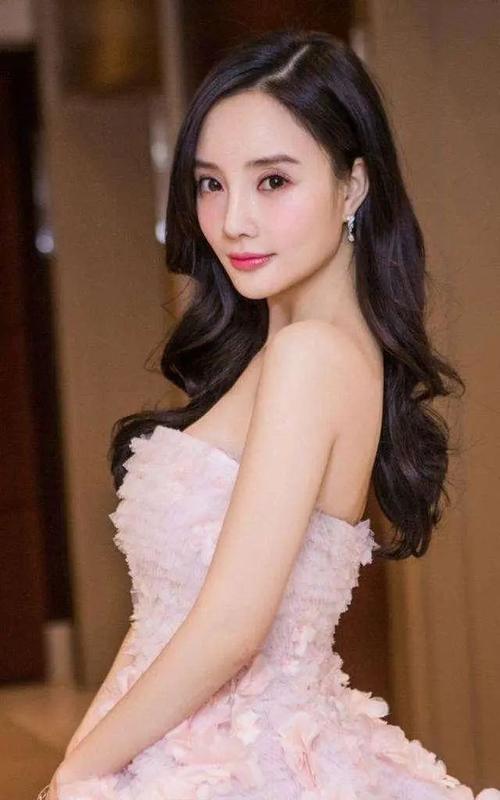 Li Xiaolu is still very beautiful and sexy.#Li Xiaolu# - iNEWS