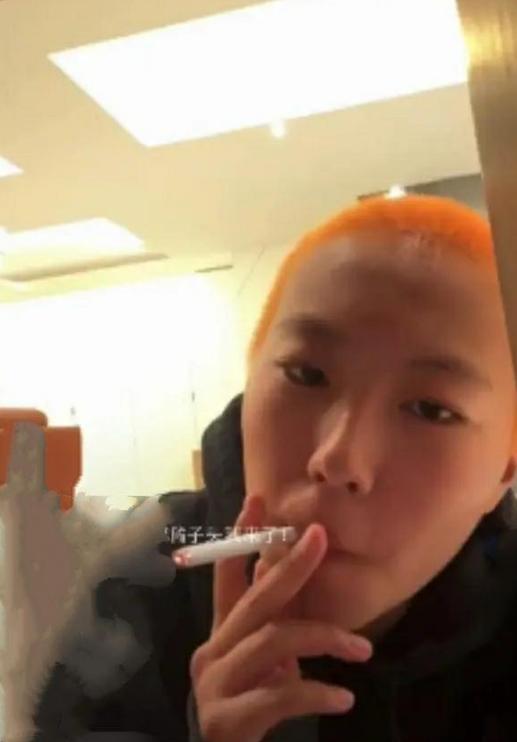 Faye Wong's daughter Dou Jingtong was filmed smoking on the street ...