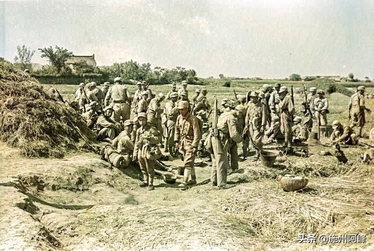 A picture of the soldiers of the Kuomintang's Songhu garrison building ...