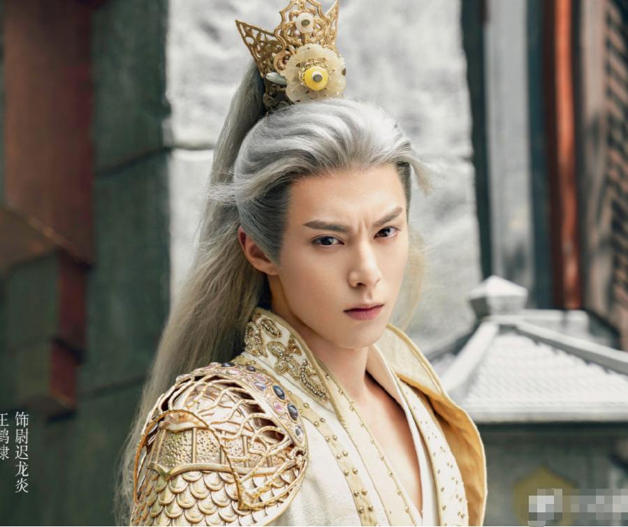 I thought that the actor with white hair was like Gong Jun, but when he ...