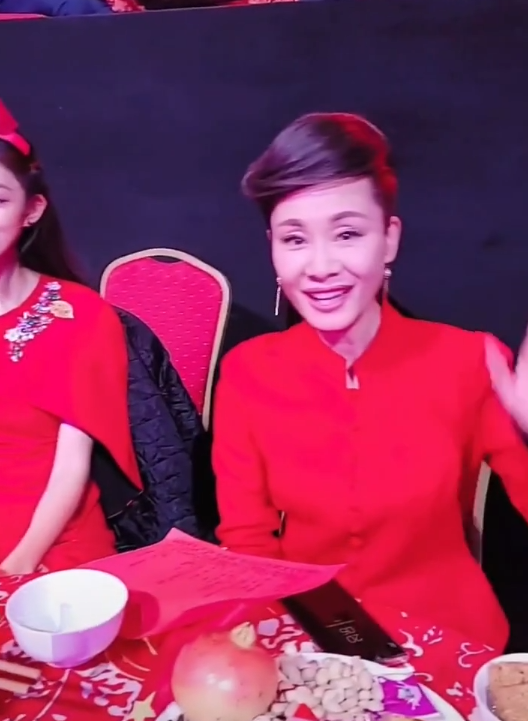 Li Yugang became a piece of paper? Same frame as Yu Wenhua and Liu Dacheng, but his face is ...