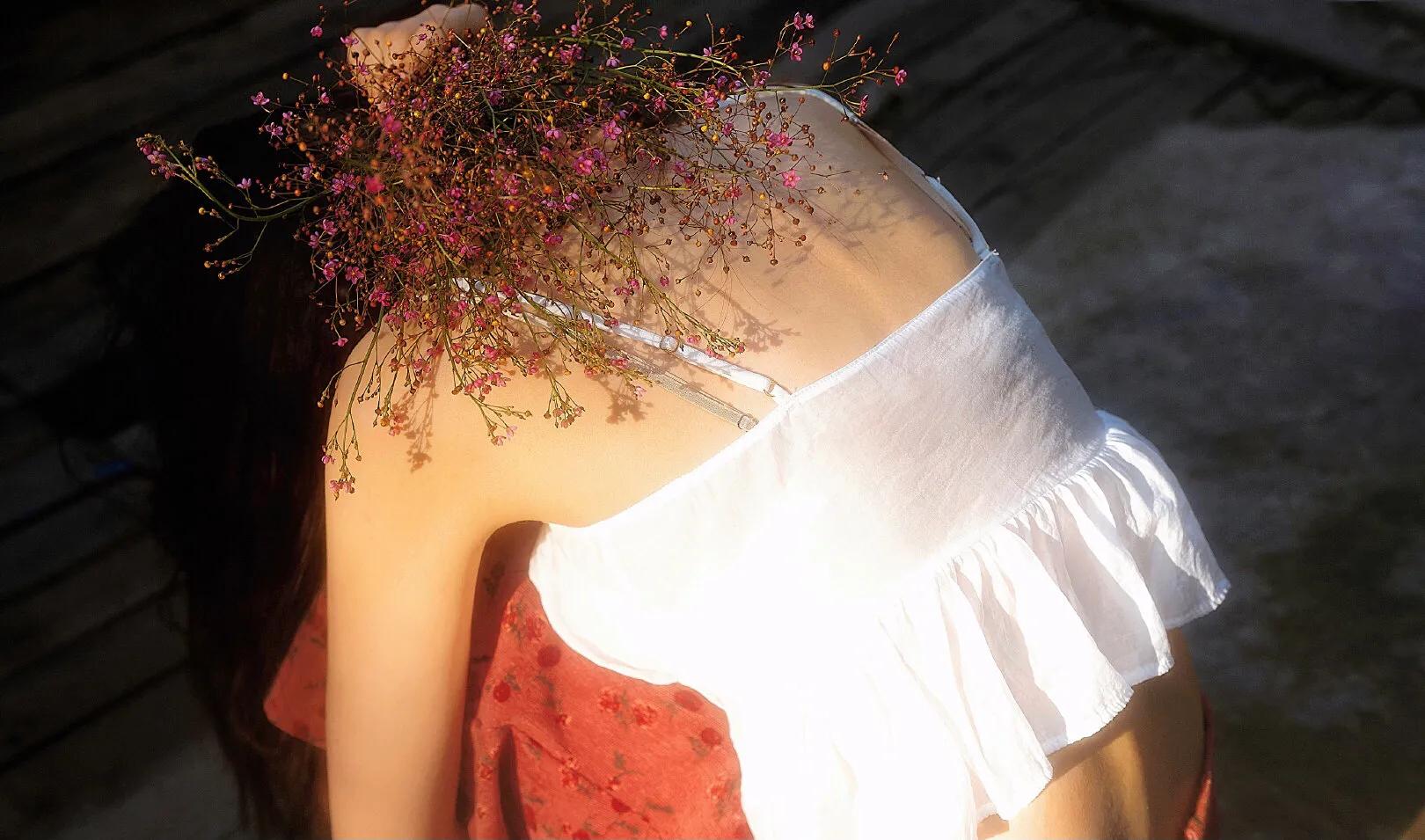 Pure and lustful girl portrait - iNEWS