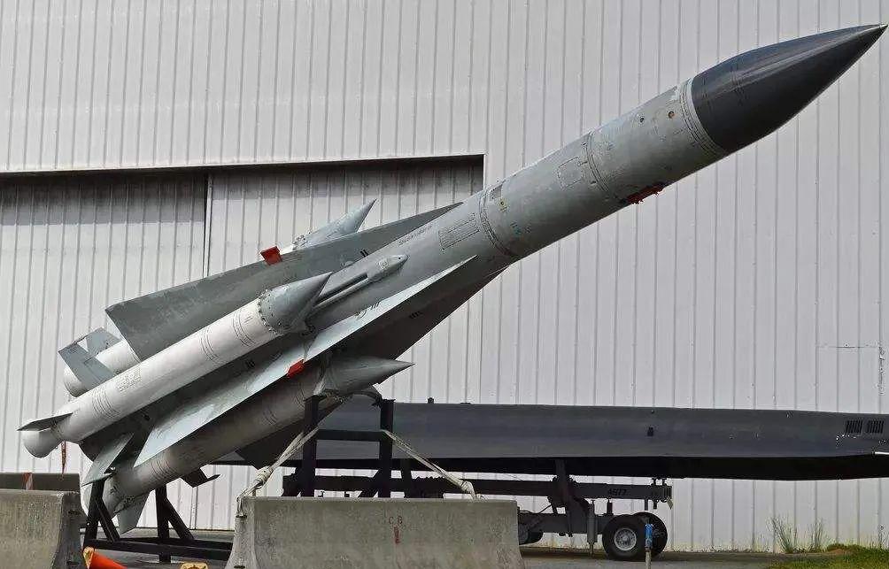 Sam-5 "Vega" air defense missile: the missile body is close to 10 tons ...