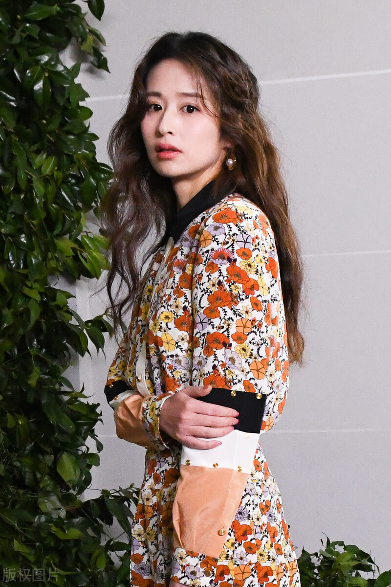 Ying Er dresses really boldly, the sling leather skirt outlines a curvy ...