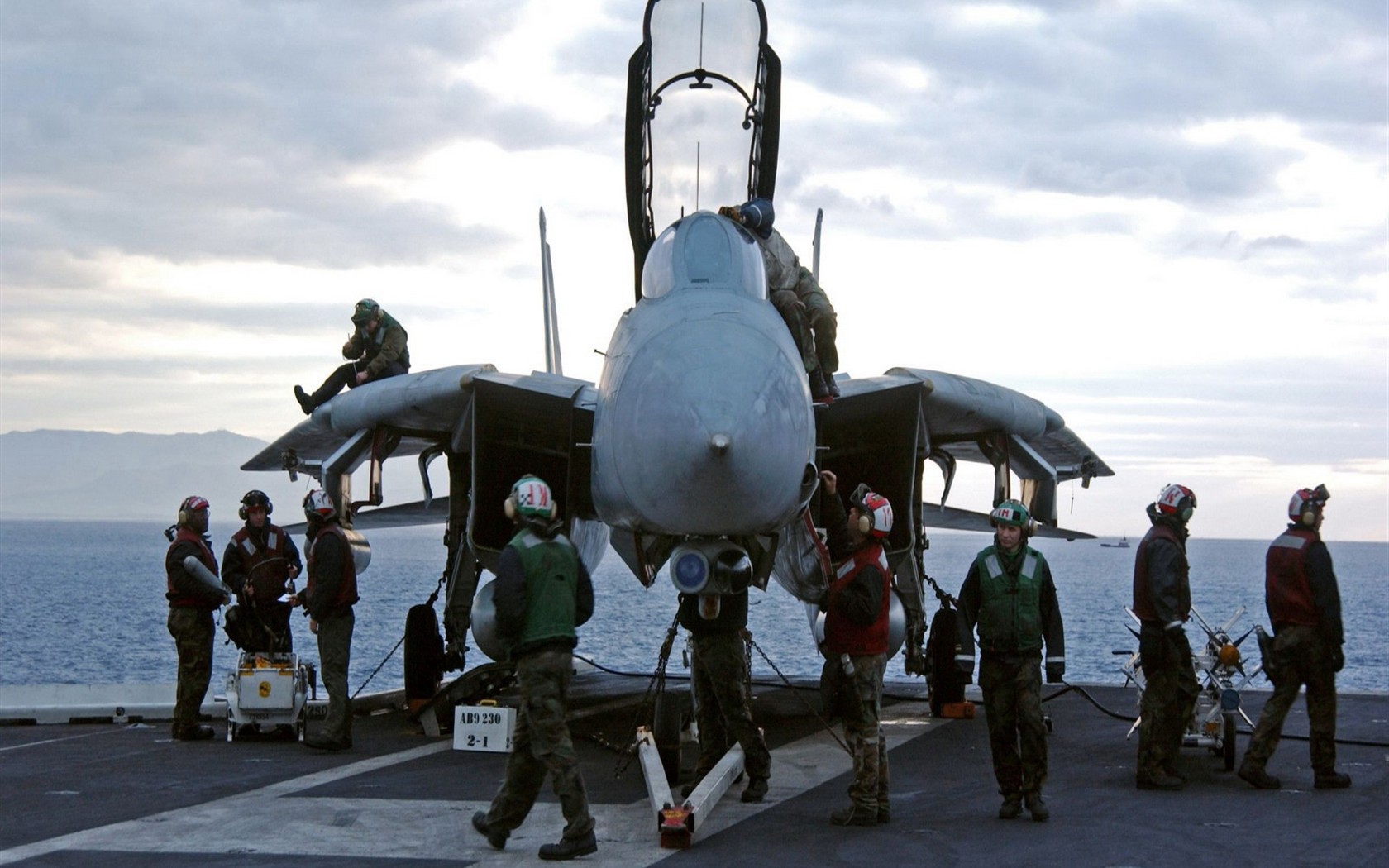 Addicted to the US military crash?During the Cold War, the F-14 crashed ...