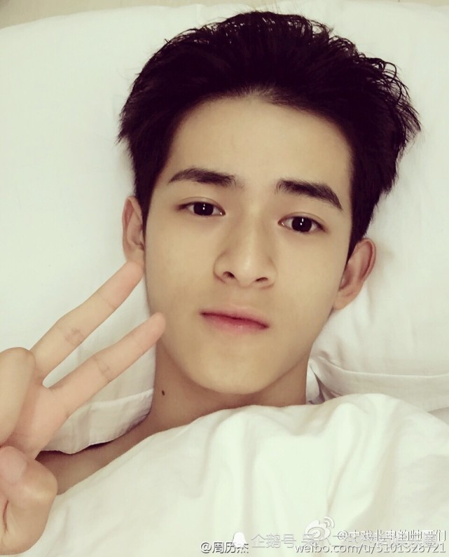 Zhou Lijie, a young man over flowers, is a little shy and very sunny ...