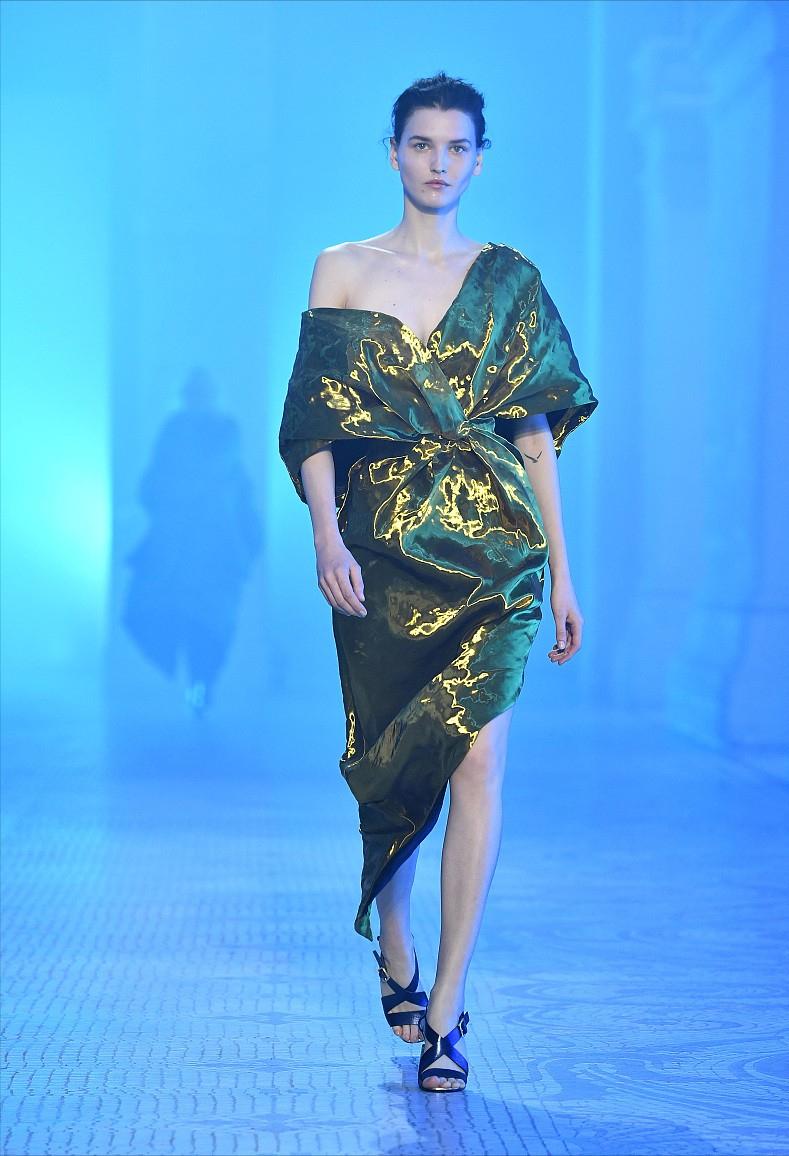 A slanted shoulder outfit that can be worn after Liqiu, capable and ...